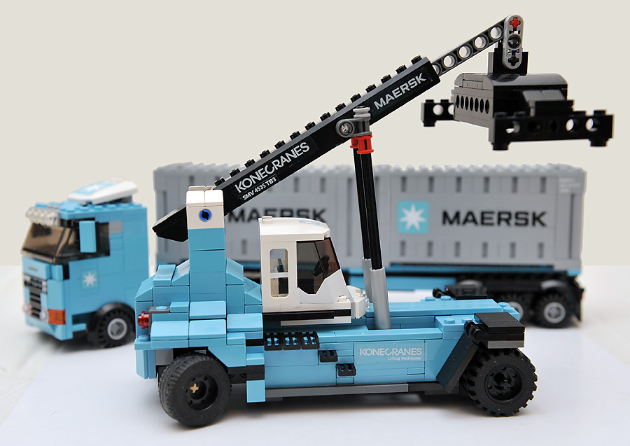 Re: Fertig: Containerstapler in Maersk Design - KoneCranes SMV 4535 ...